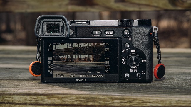 Giữa Canon EOS M6 Mark II với Sony A6100, máy ảnh nào đáng mua hơn?